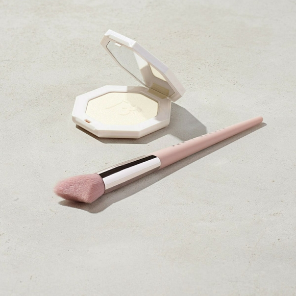 Fenty Beauty | Makeup | Fenty Beauty Killawatt Freestyle Highlighter ...